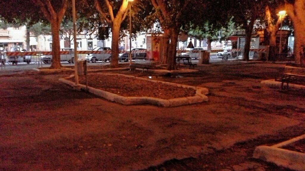 Piazza Garibaldi ancora invasa dai rifiuti, il comune: "i costi di ...