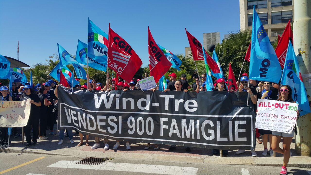 Wind - Tre non si ferma la protesta dei lavoratori davanti alla sede ...