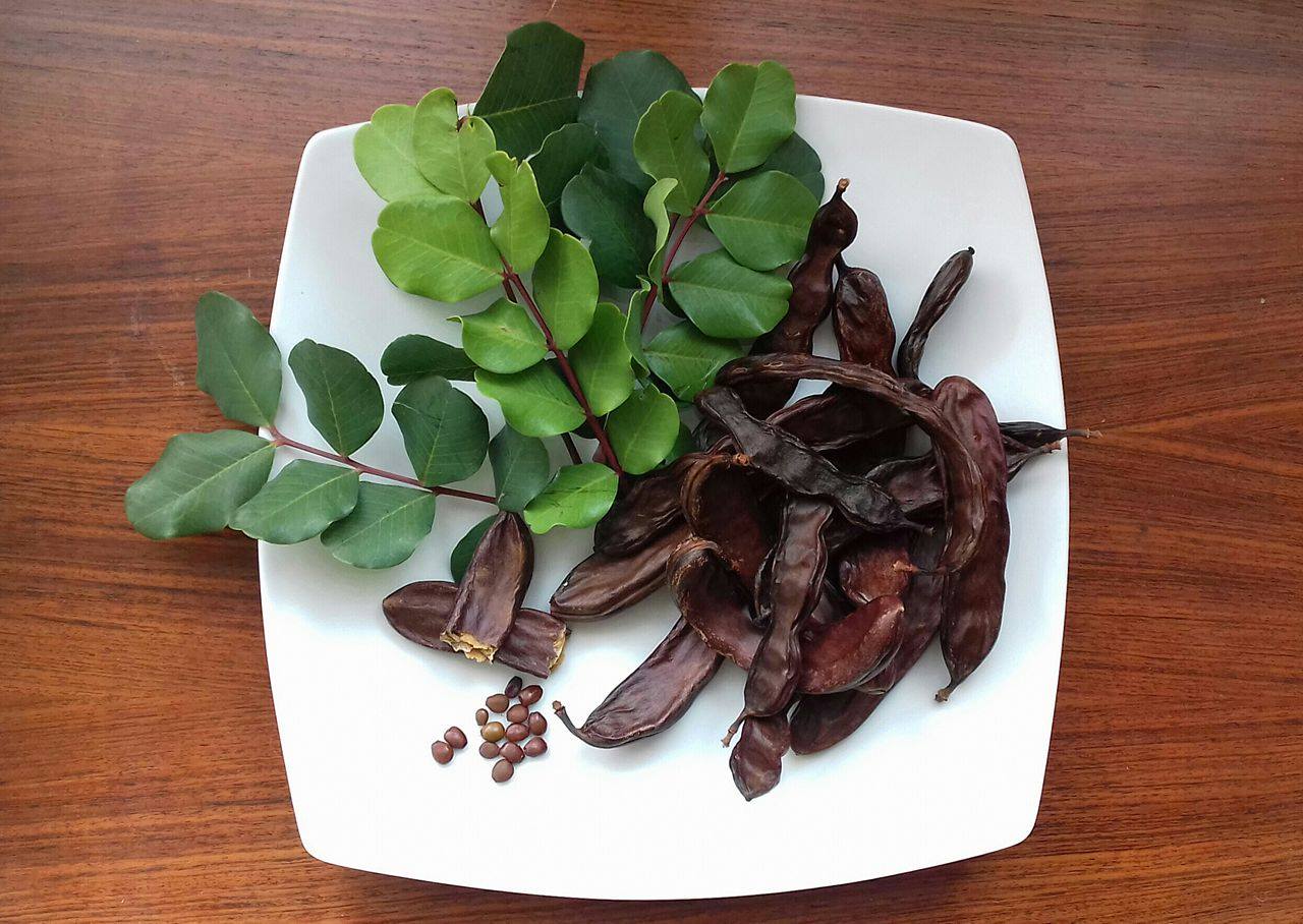 Un frutto dimenticato: le carrube, rivalutato dalla cucina vegana per ...