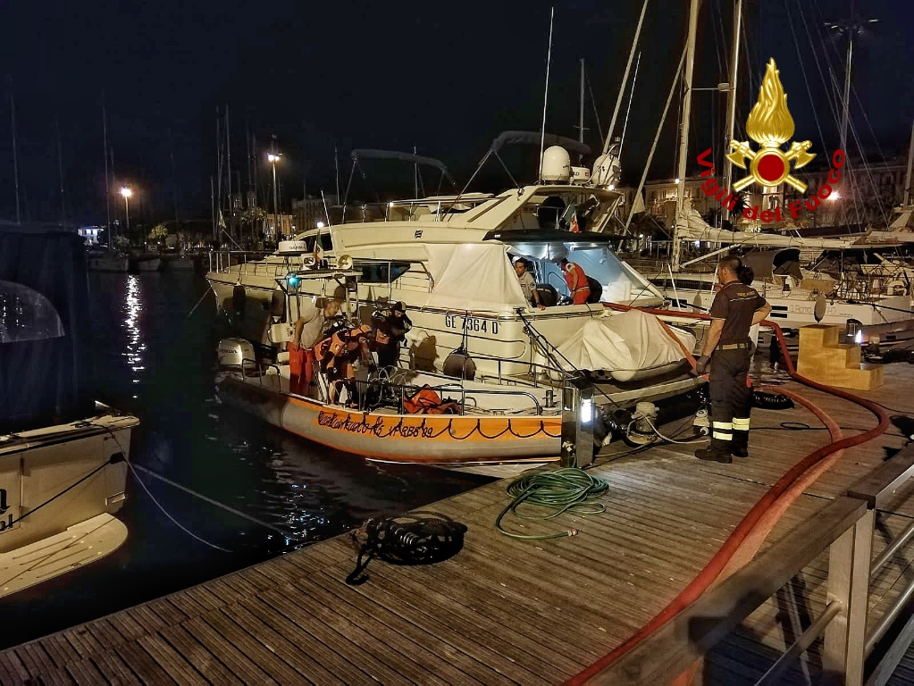 Rischia di affondare al porto di Cagliari. Barca soccorsa dai ... Rischia di affondare al porto di Cagliari. Barca soccorsa dai ...