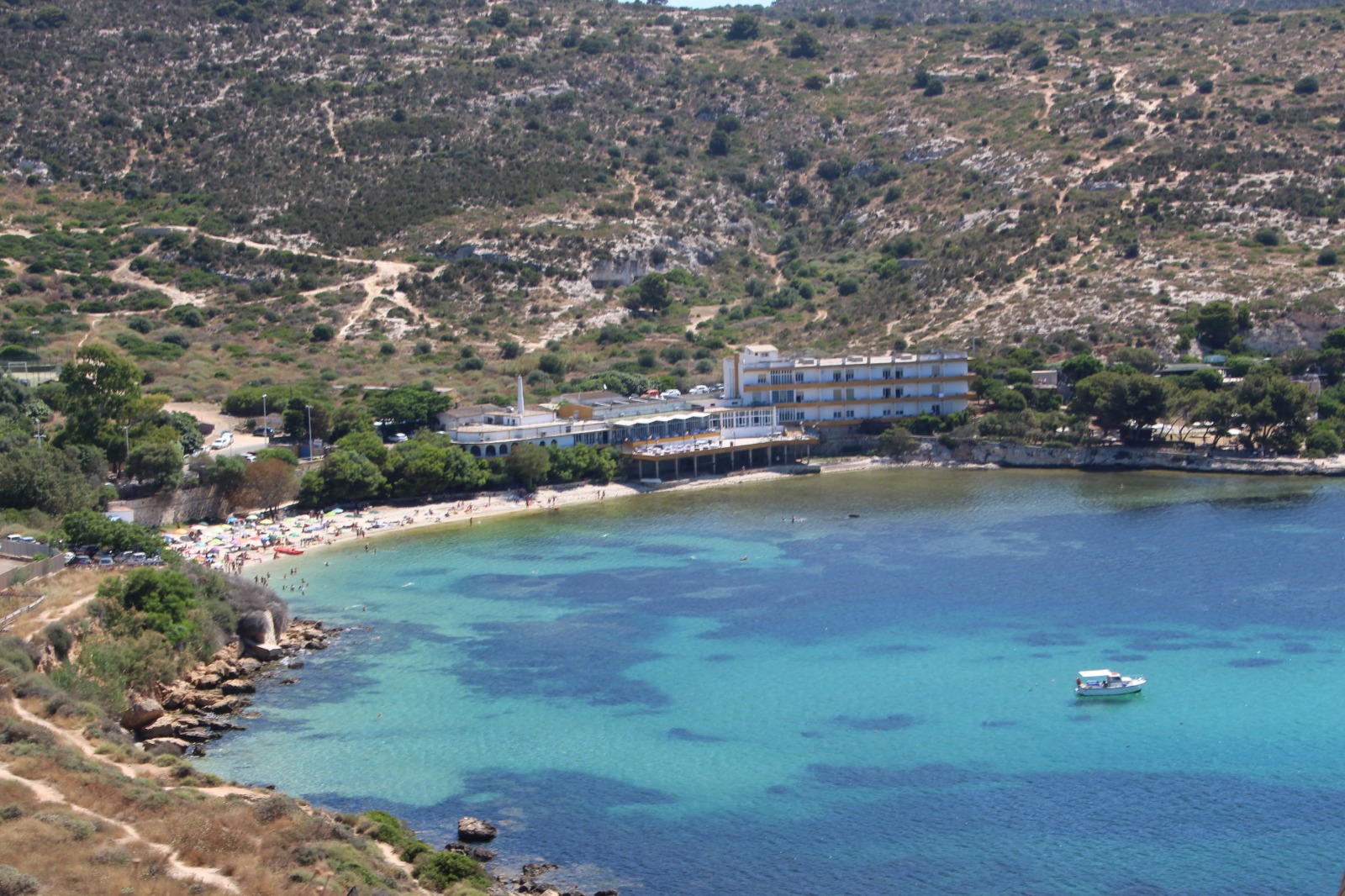 La foto: la spiaggia di Calamosca, un piccolo gioiello, fotografata dal ...