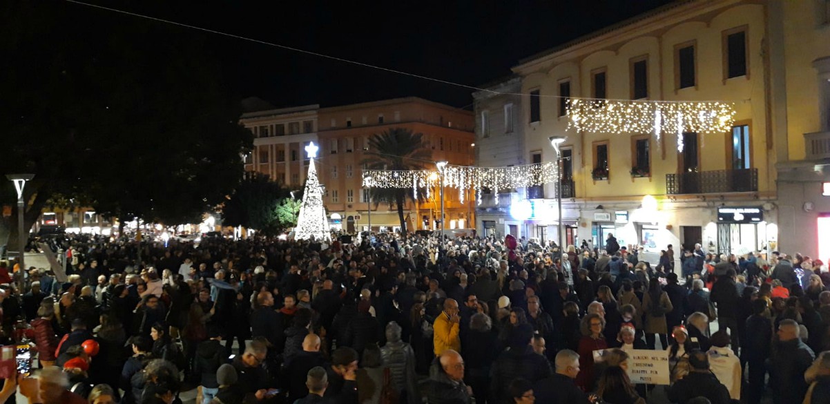 Cagliari: Piazza Garibaldi piena di Sardine | Cagliari - Vistanet
