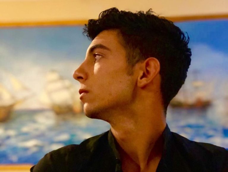 Paolo Isola nell'"Ave Maria" in sardo | Cagliari - Vistanet