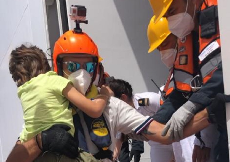 Bimbo si sente male in crociera | Cagliari - Vistanet Bimbo si sente male in crociera | Cagliari - Vistanet