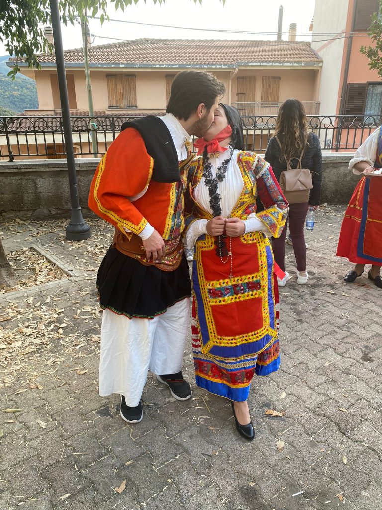 (VIDEO) La vestizione della sposa di Desulo | Cagliari - Vistanet
