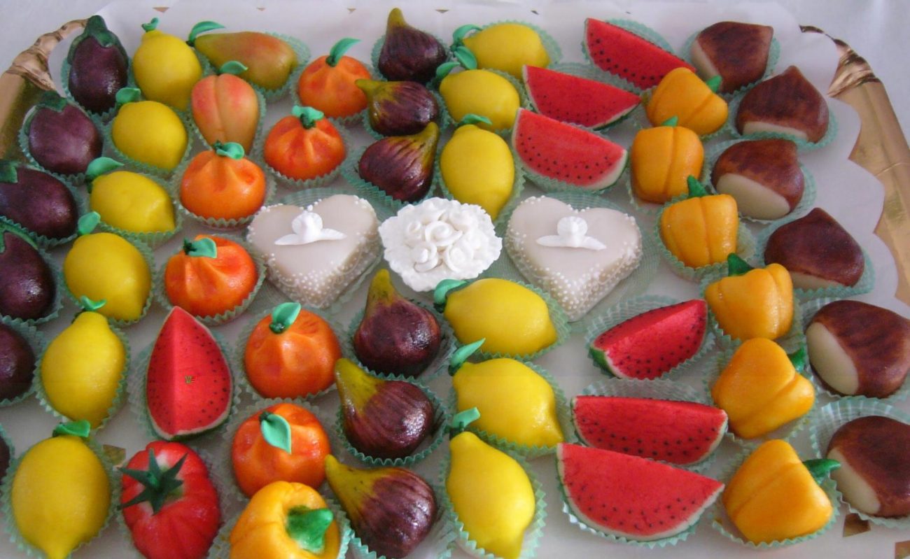 I fruttini, tipici dolcetti sardi in pasta di mandorle | Cagliari ...