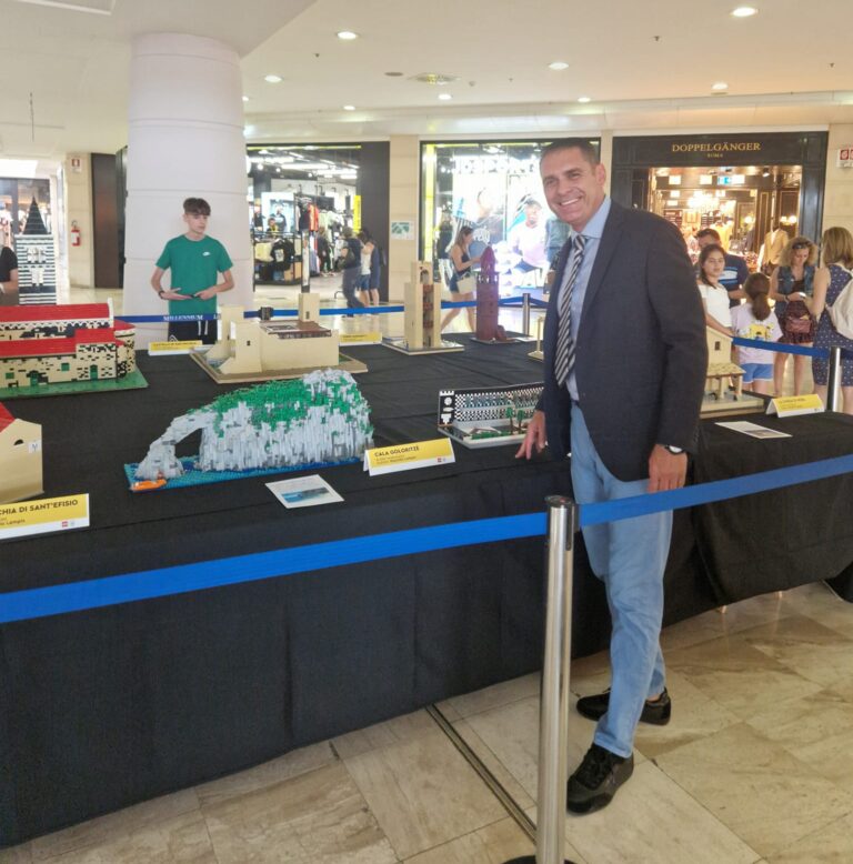 Cala Goloritzè in versione mattoncini Lego | Cagliari - Vistanet