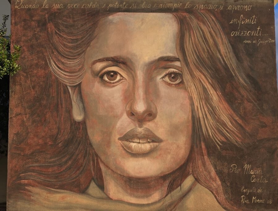 Lo splendido volto di Maria Carta campeggia nella piazza di un paesino ...