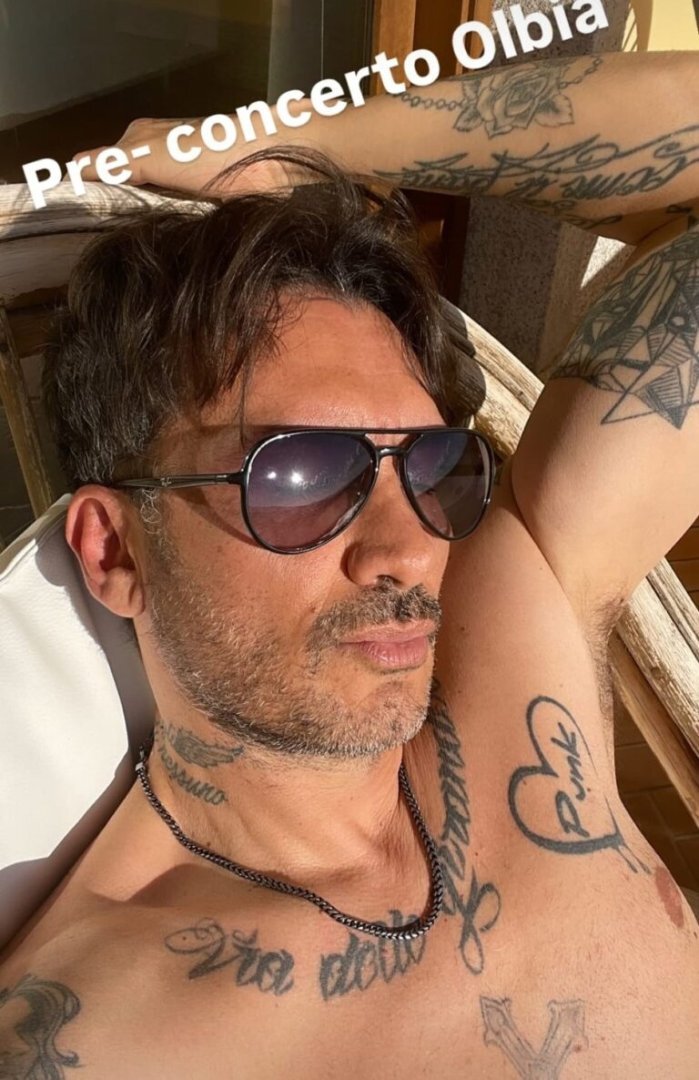 Fabrizio Moro e la gaffe post-concerto a Olbia: «Grazie sardegnoli», poi le scuse ai fan sardi ...