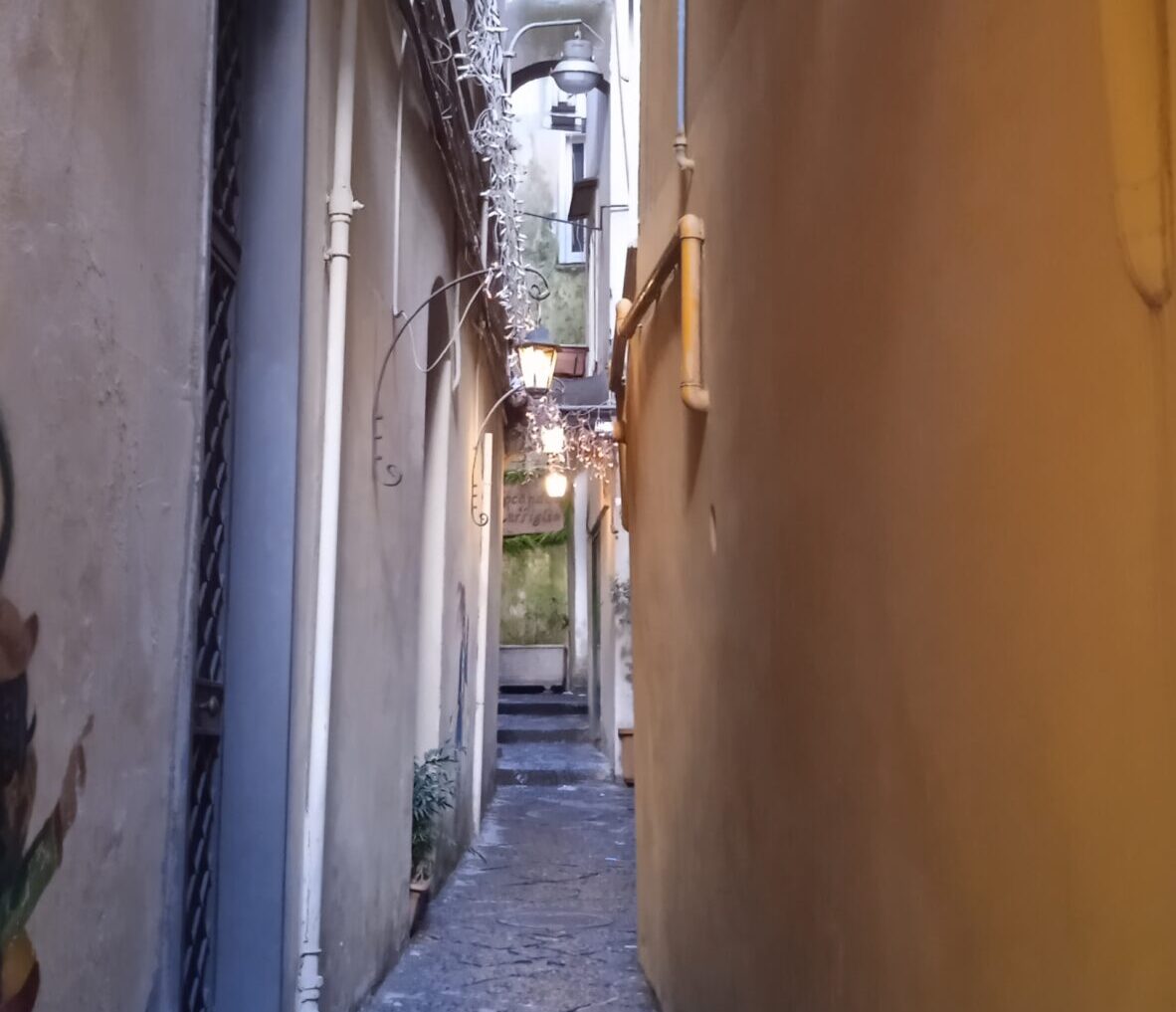 Il vicolo più stretto di Napoli - napoli.vistanet.it