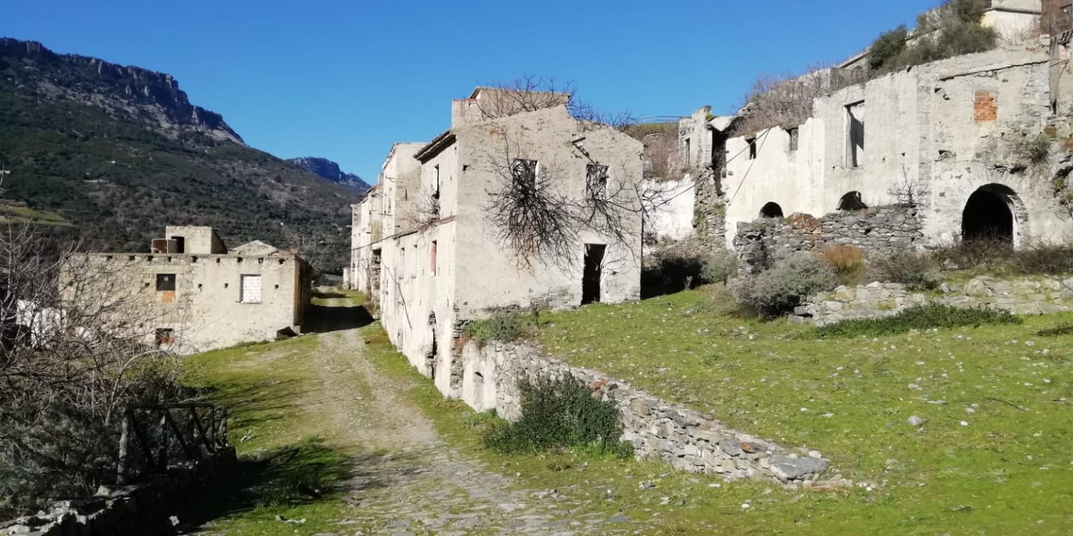 (FOTO e VIDEO) Ogliastra, il fascino di Gairo Vecchio: la “ghost town ...