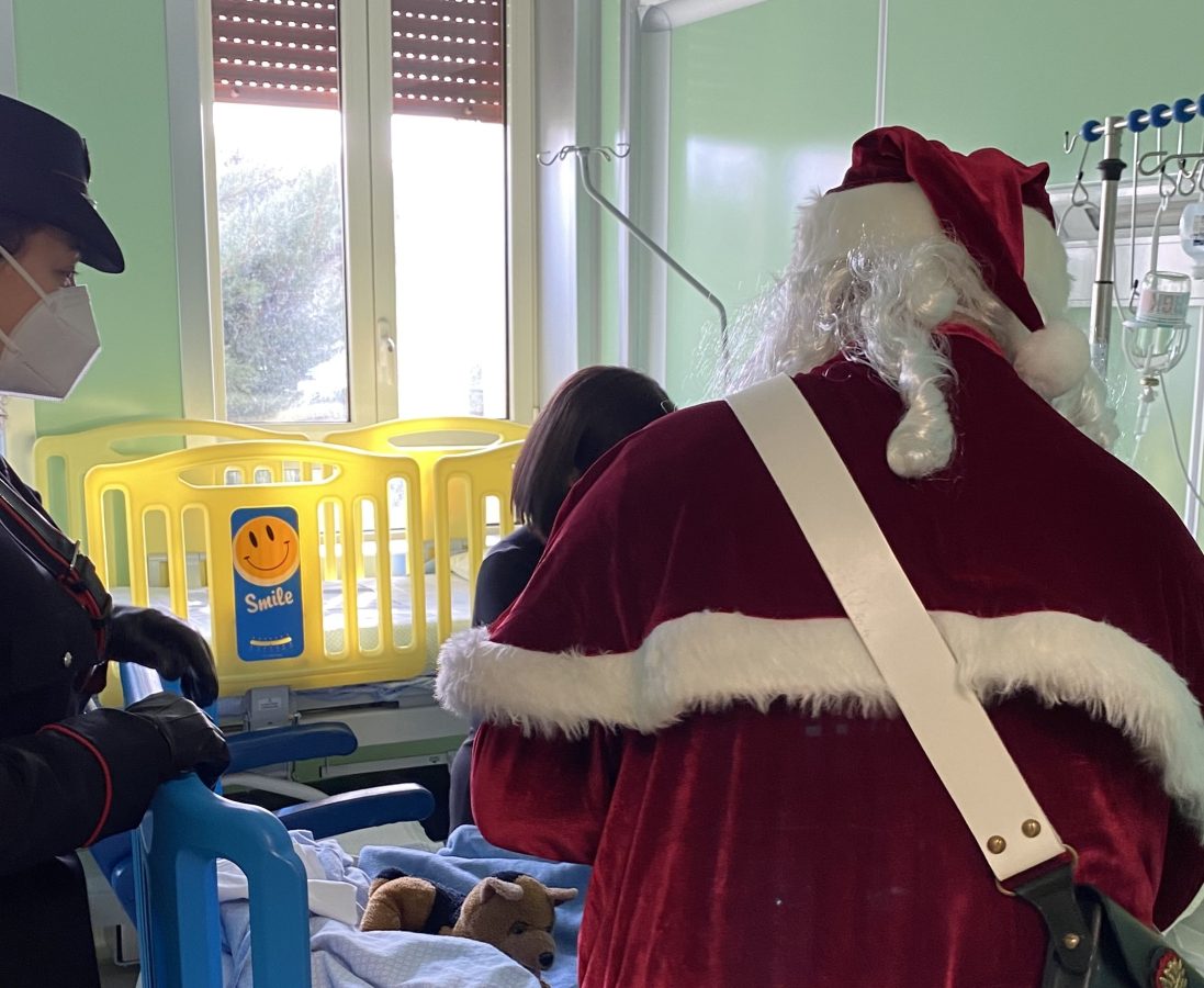 Natale, i carabinieri portano doni in pediatria | Ogliastra - Vistanet