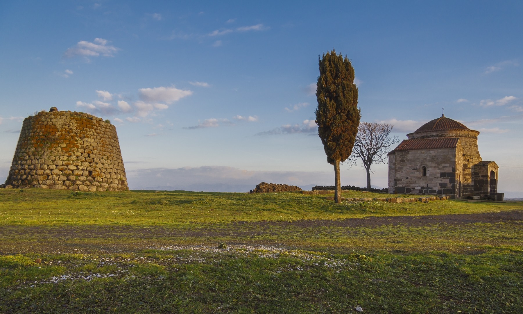 Nuraghe e Chiesa a Santa Sabina, Silanus | Ogliastra - Vistanet