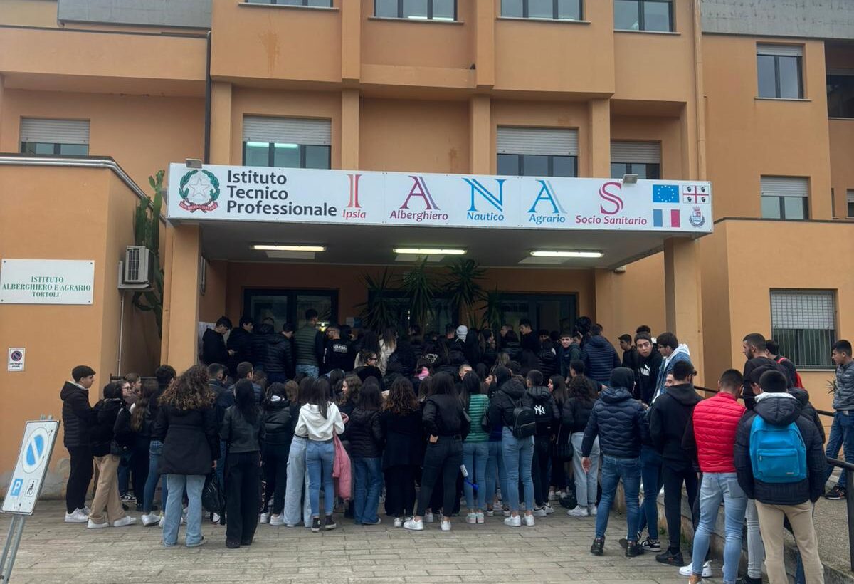 Tortolì, la protesta degli studenti dello IANAS | Ogliastra - Vistanet