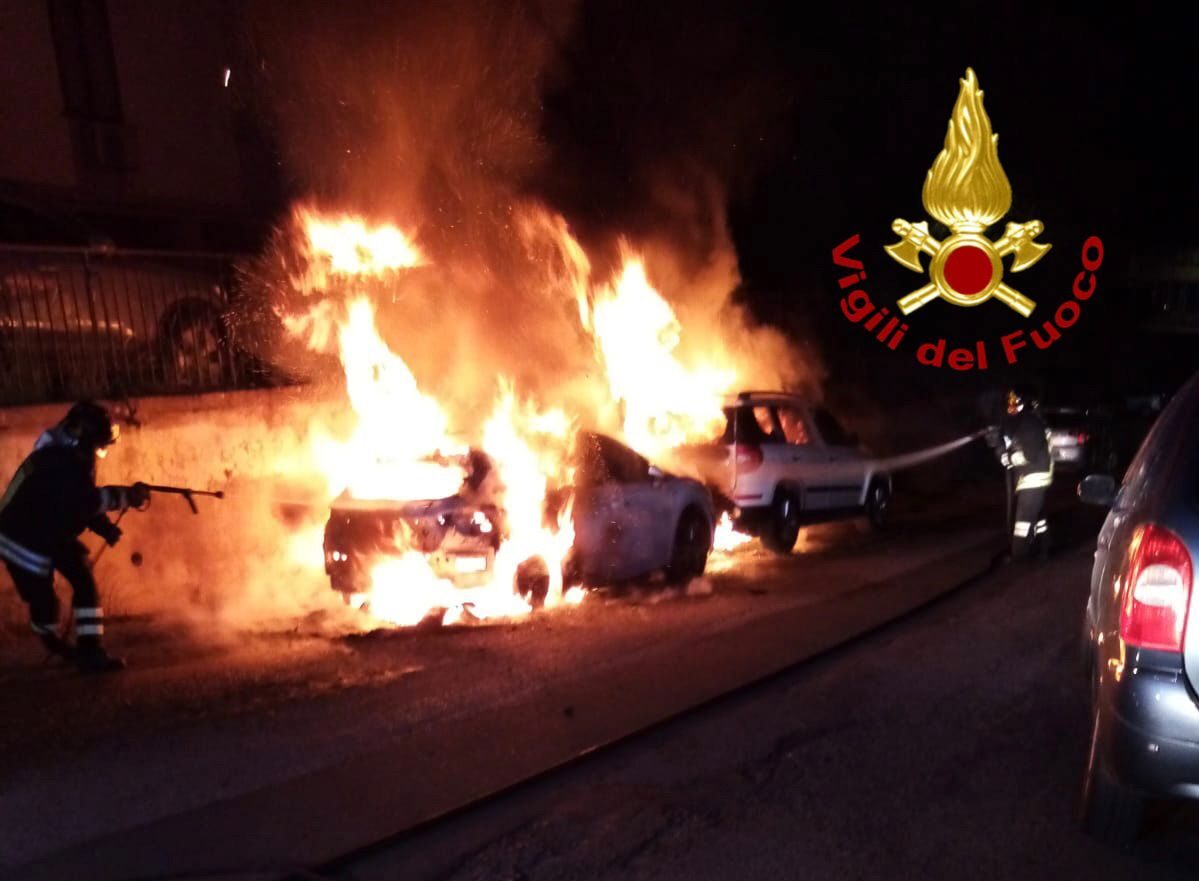 Nuoro, due auto in fiamme nella notte | Ogliastra - Vistanet
