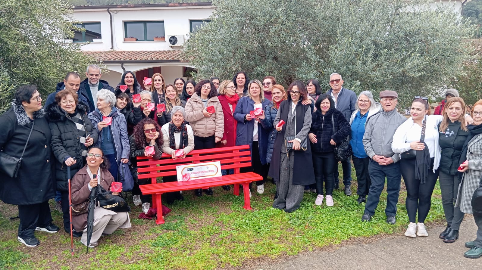 Jerzu, inaugurata una panchina rossa per dire no alla violenza sulle ...