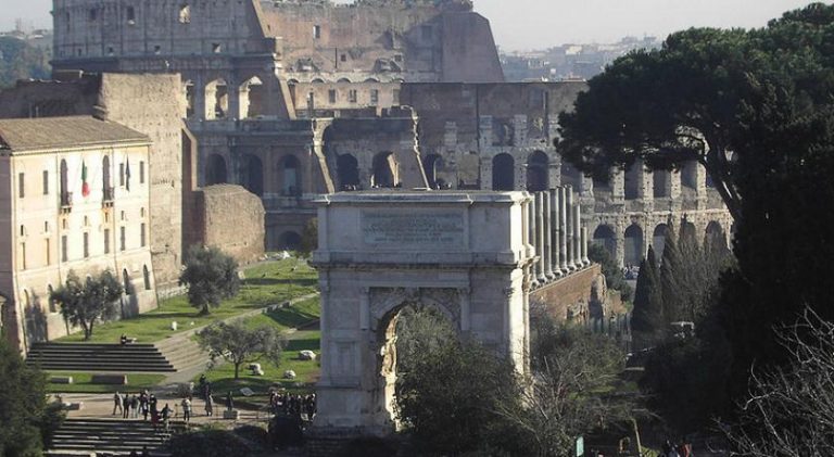 La menorah ebraica scolpita nell'Arco di Tito a Roma