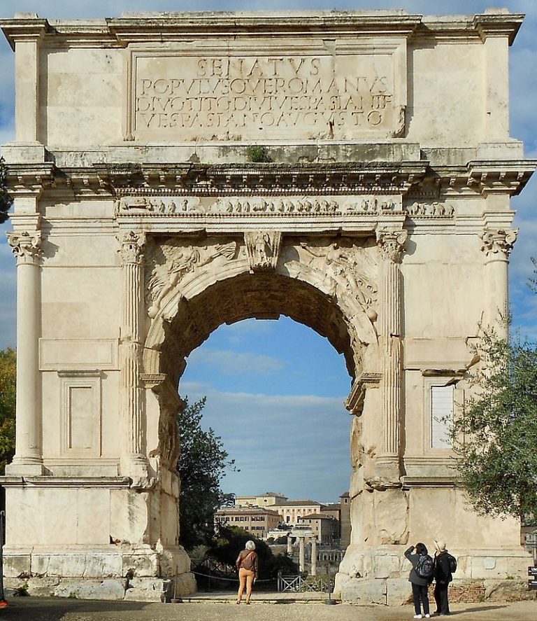 L'Arco di Tito, il più antico ancora in piedi nella città eterna