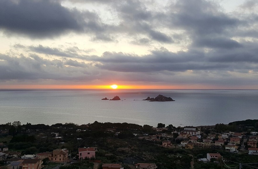 Le foto dei lettori. L’alba ripresa da Santa Maria Navarrese di Laura ...